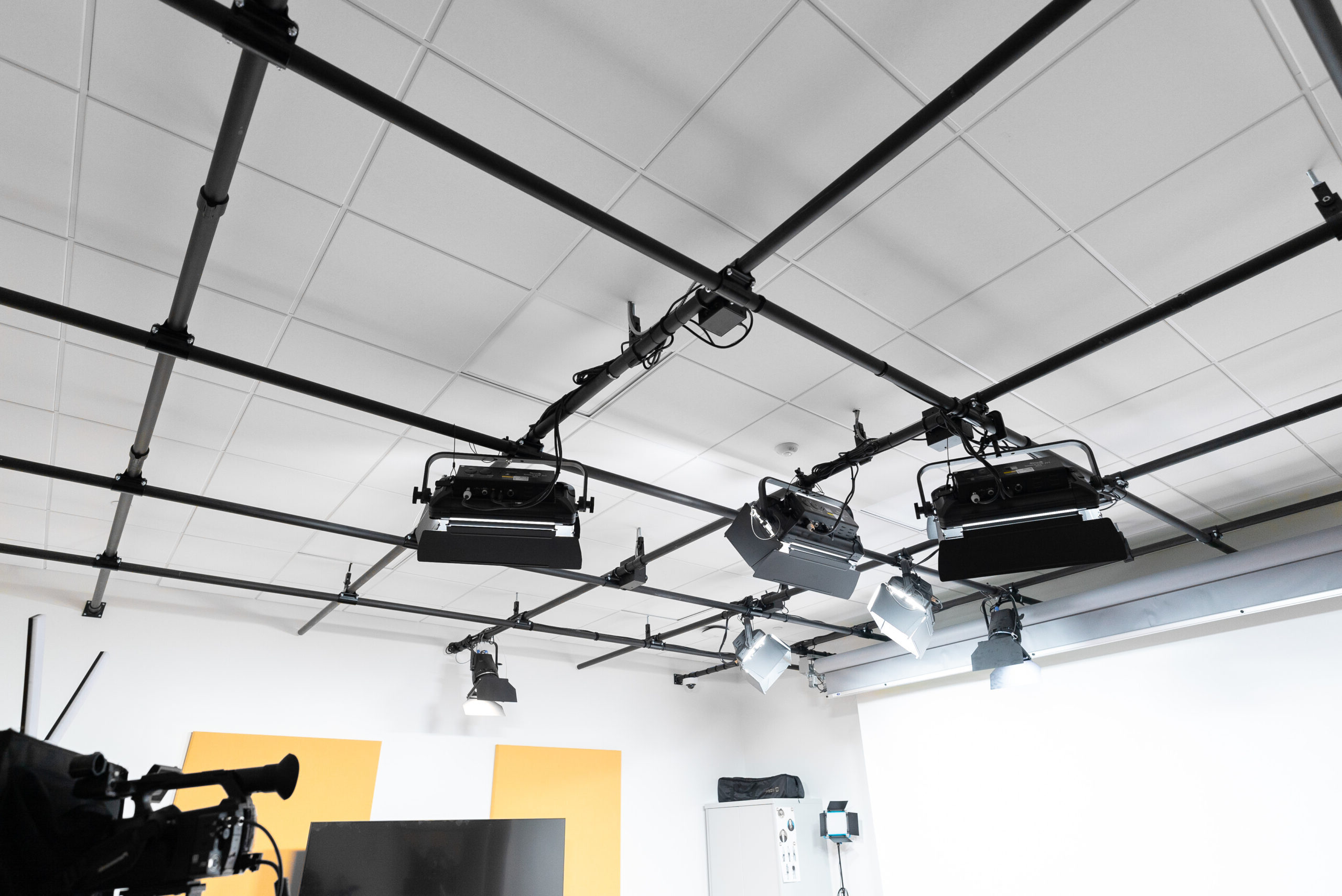 Members 1st TV Studio - Illuminated Integration