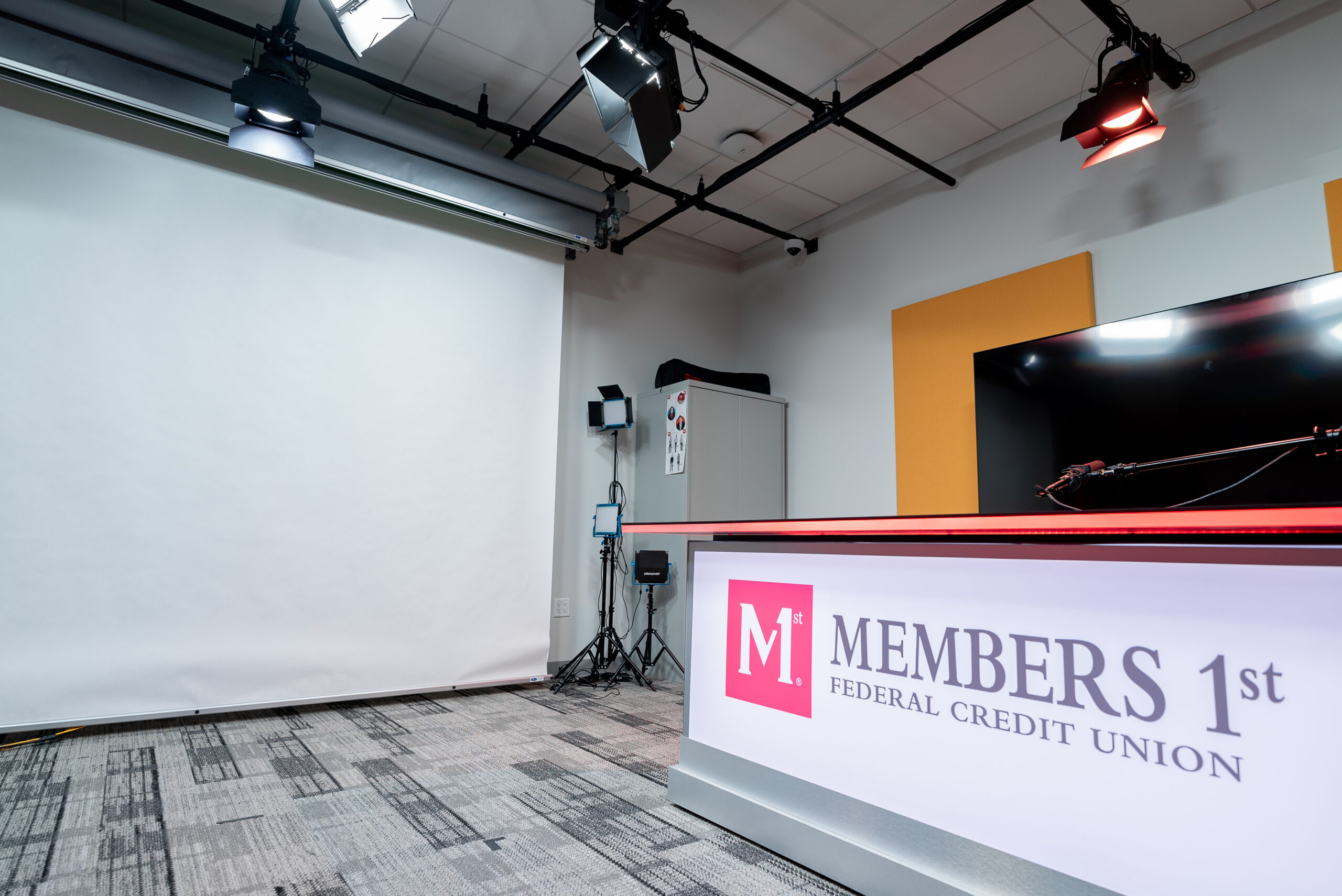 Members 1st TV Studio - Illuminated Integration